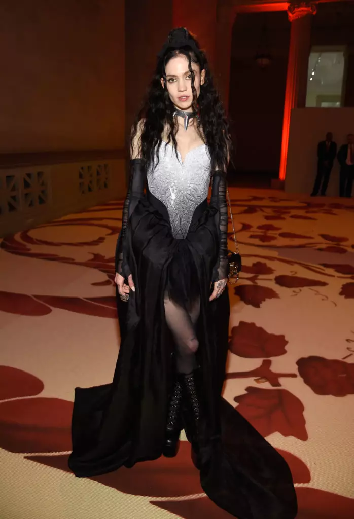 Grimes ເຂົ້າຮ່ວມງານ Heavenly Bodies Costume Institute Gala ຢູ່ Met. (ຮູບພາບໂດຍ Kevin Mazur / MG18 / Getty Images for The Met Museum / Vogue)