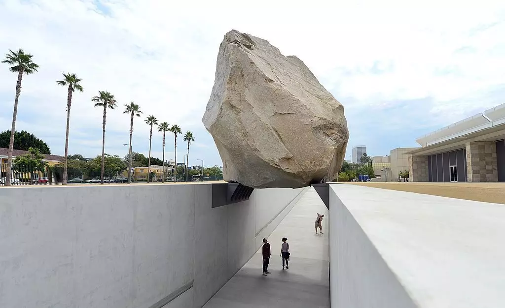 Michael Heizer Levitated Mass (2012). Ji hêla Frederic J. Brown / AFP / Getty Images.