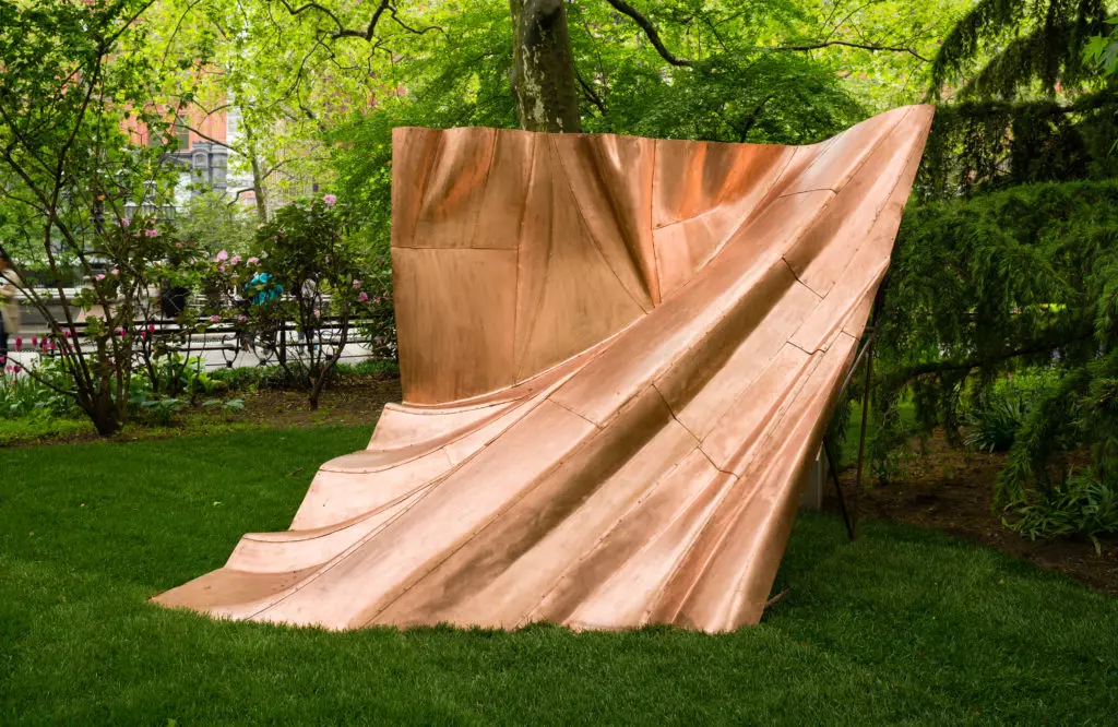 Danh Vo, We The People (तपशील) (2011-2014). फोटो: जेम्स एविंग. प्रतिमा सौजन्याने कलाकार आणि गॅलरी चँटल क्रोसेल.