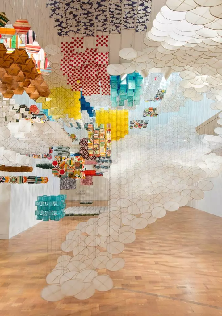 Veduta dell'installazione di Jacob Hashimoto, Gas Giant presso il MOCA Pacific Design Center. Foto di Brian Forrest, per gentile concessione del Museum of Contemporary Art, Los Angeles.