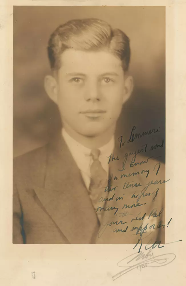 John F. Kennedy se senior jaarportret by Choate, 1935. Met vergunning van RR Auction.