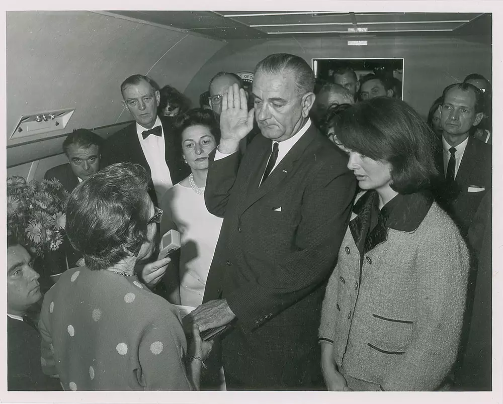 Oorspronklike foto's van LBJ wat as president ingesweer word, deur die Withuis-fotograaf Cecil Stoughton geteken en gedateer 22/11/63. Met vergunning RR Auctions.