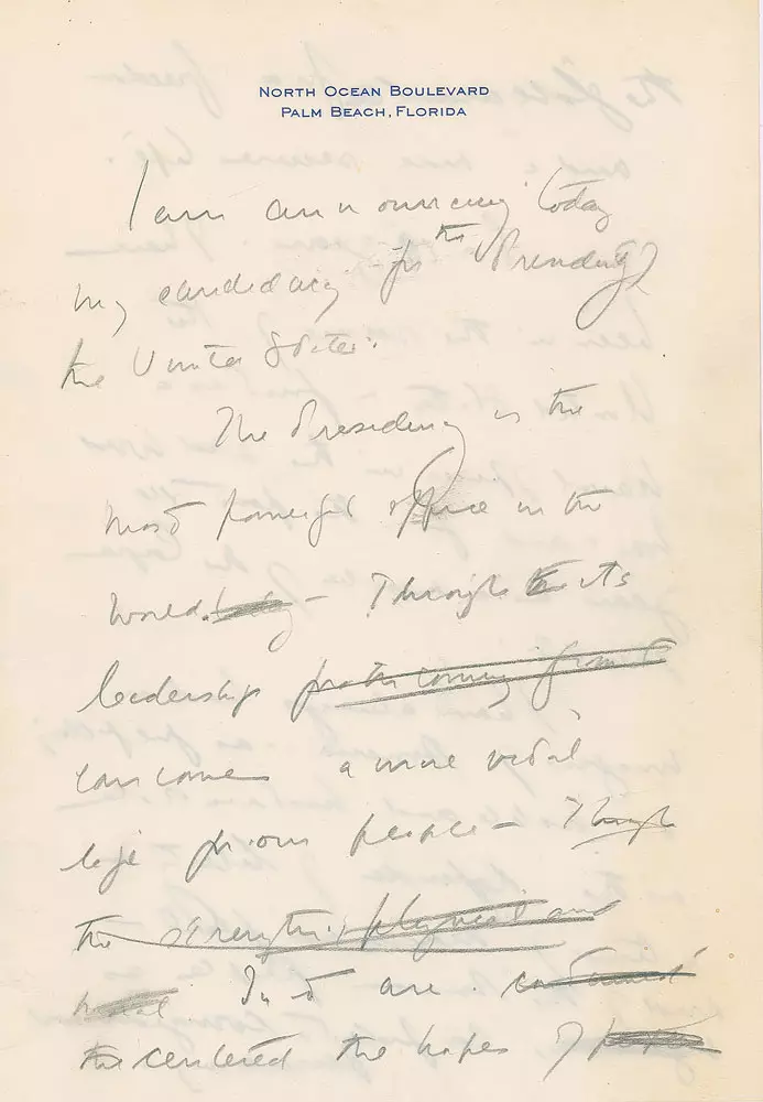 John F. Kennedy se handgeskrewe konsep wat sy voorneme aankondig om vir die presidentskap te hardloop, 2 Januarie 1960. Met vergunning van RR Auction.