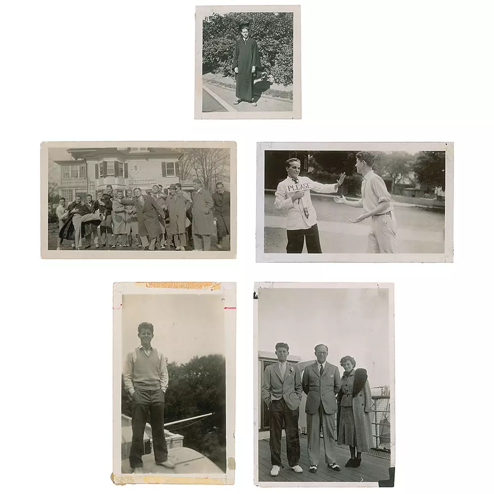 Oorspronklike foto's uit JFK se persoonlike dagboek/plakboek. Met vergunning van RR Auction.