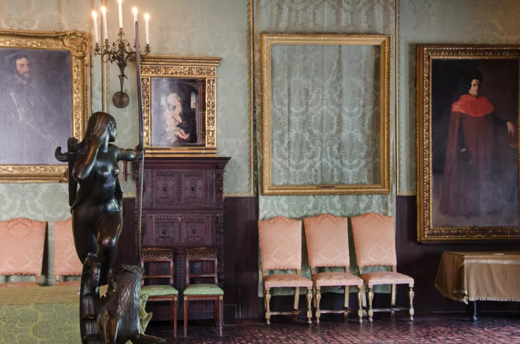 No Museu Isabella Stewart Gardner, molduras vazias agora são entregues na Sala Holandesa no lugar de A Tempestade no Mar da Galiléia e A Dama e o Cavalheiro de Preto, de Rembrandt. Cortesia do FBI.