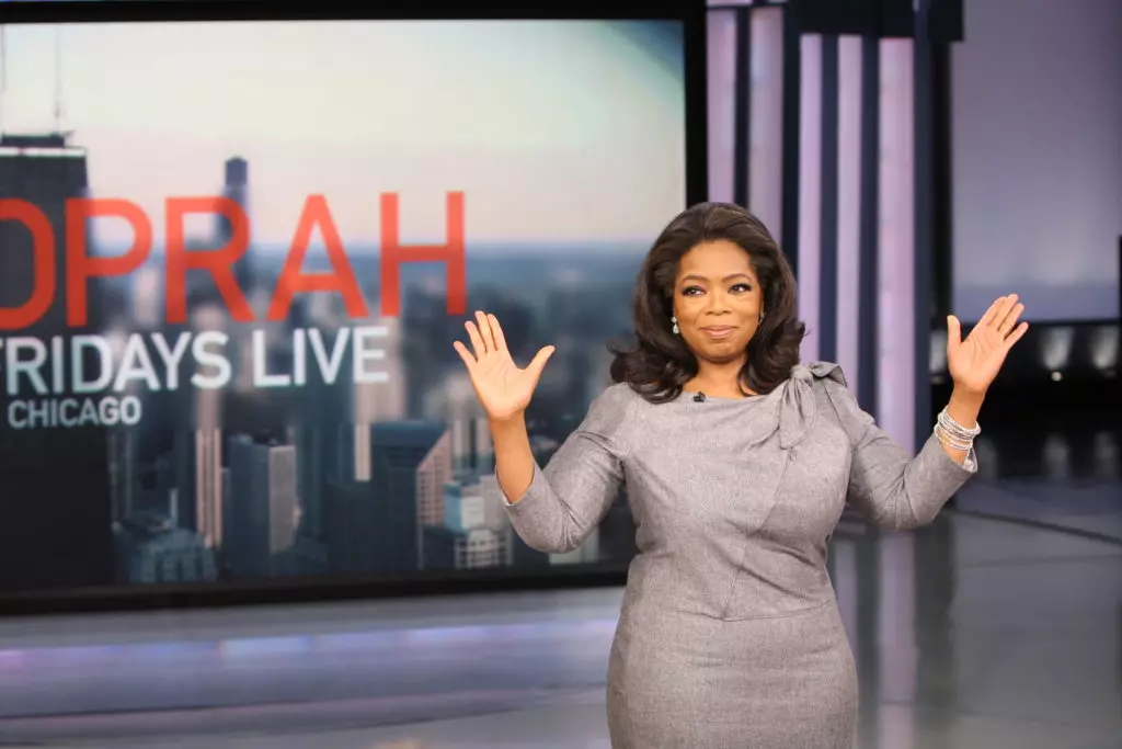 Oprah אַנאַונסינג די סוף פון די Oprah Winfrey Show אויף דער פּראָגראַם. סקרין שאָס העפלעכקייַט פון Harpo Inc.