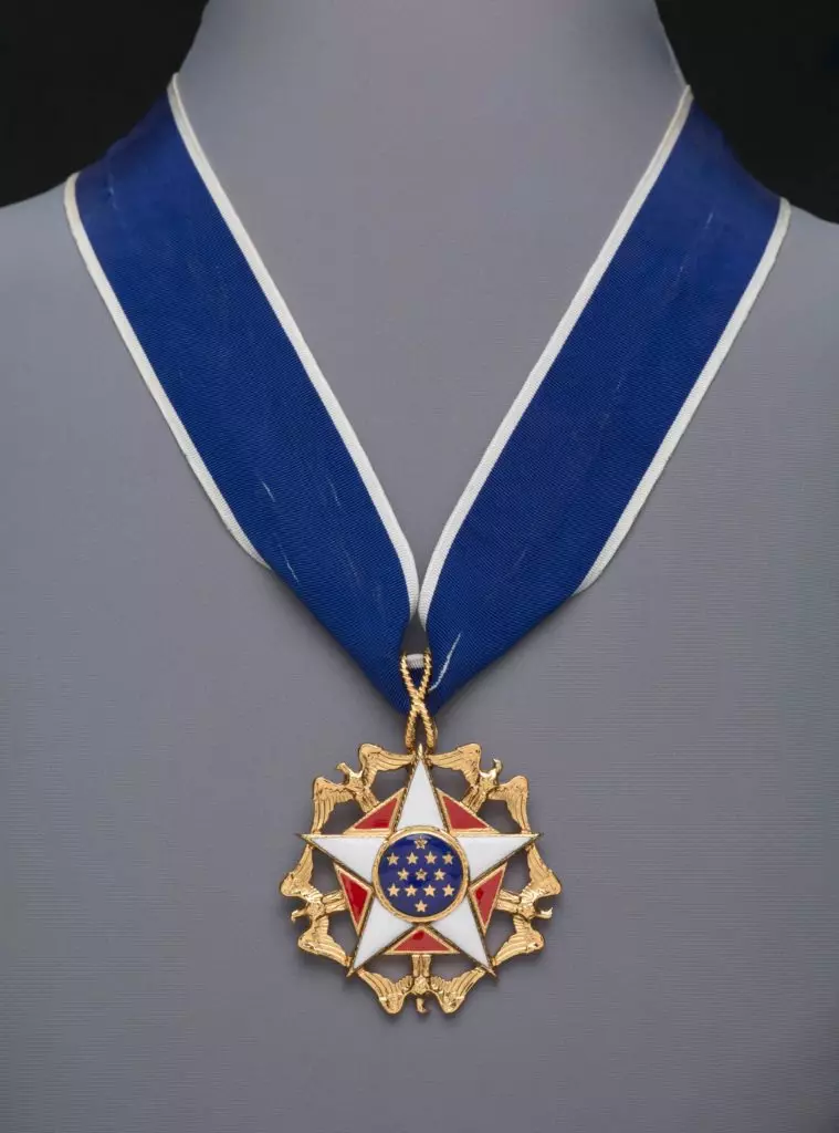 A Medalha Presidencial da Liberdade concedida a Oprah Winfrey pelo presidente Barack Obama em 2013. Foto cortesia de Harpo, Inc.