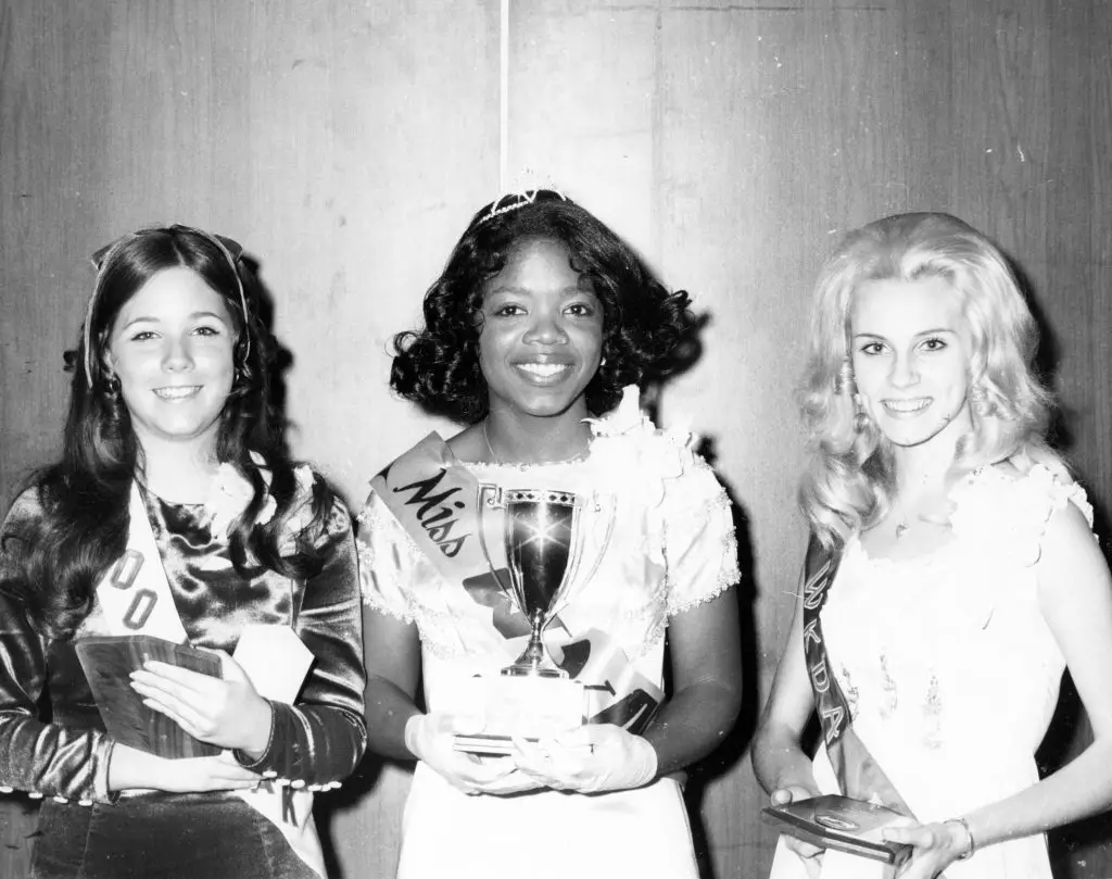 Miss Fire Prevention, 1971: Oprah Winfrey była pierwszą czarną zawodniczką, która wygrała konkurs w Nashville. Reprezentowała WVOL-AM, lokalną stację radiową, w której pracowała, i powiedziała sędziom, że chce zostać dziennikarką telewizyjną, taką jak Barbara Walters. Zdjęcie dzięki uprzejmości The Metropolitan Government Archives of Nashville.