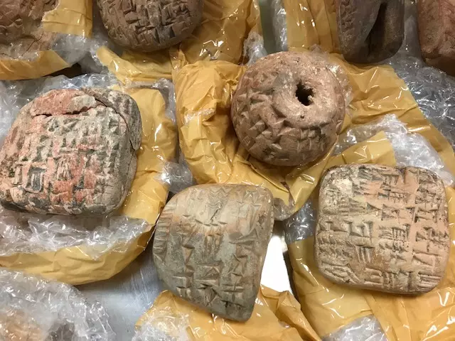 Peke nga cuneiform nga mga papan sa ilang pagputos. ©Trustees sa British Museum 2020.