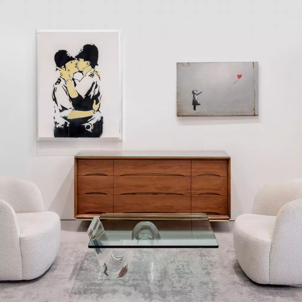 Banksy, Kissing Coppers & Girl with Balloon. Kreditt Joshua White, Ugedriwwe vun Sotheby's.