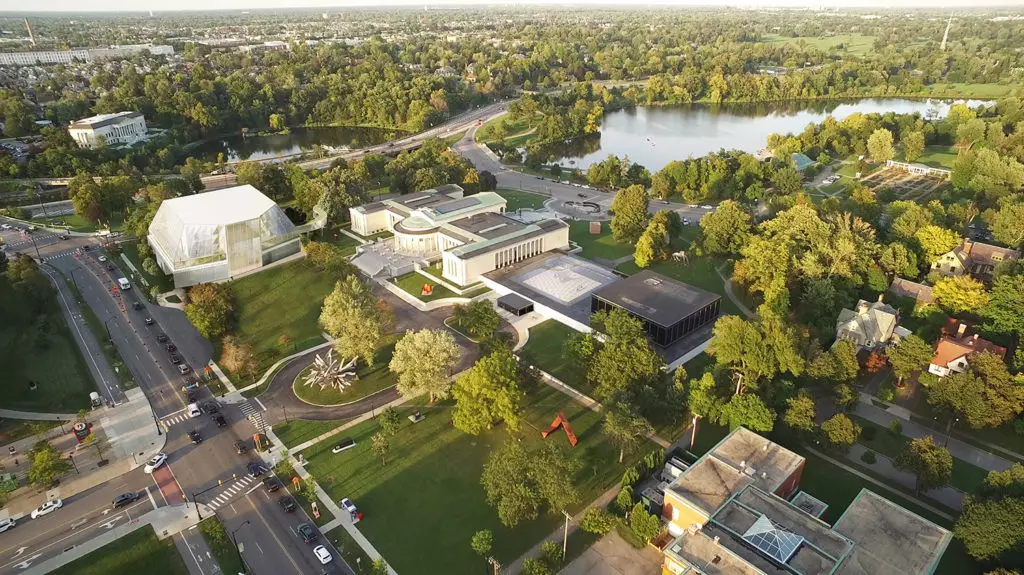 Albright-Knox mākslas galerijas skats no gaisa.