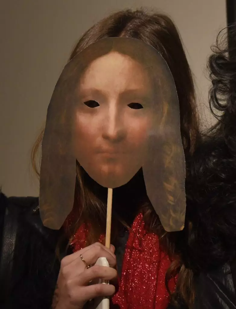 In frou hâldt in paddle omheech mei de likenis fan Leonardo da Vinci's