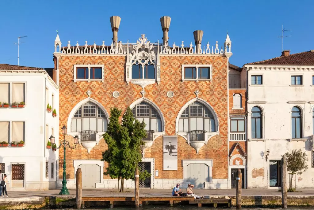 Casa dei Tre Oci, Giudecca Canal, Giudecca Island, Venedeg, Veneto, Italien bei Sonnenënnergang, eng 1913 neogotesch Ausstellung a Fotografiegalerie déi elo Heem vum Berggruen Institut gëtt. Photo Ugedriwwe vum Berggruen Institut.