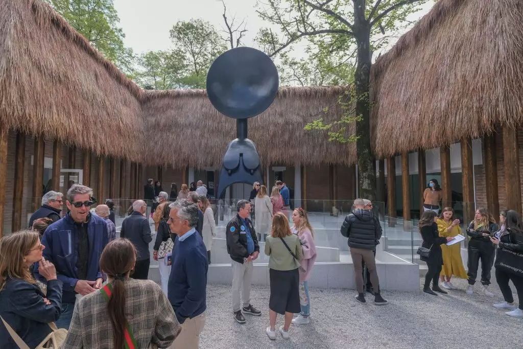 Turister og lokalbefolkningen venter på å komme inn i den amerikanske paviljongen under den 59. internasjonale kunstutstillingen (Biennale Arte) 20. april 2022 i Venezia, Italia. (Foto: Stefano Mazzola/Getty Images)