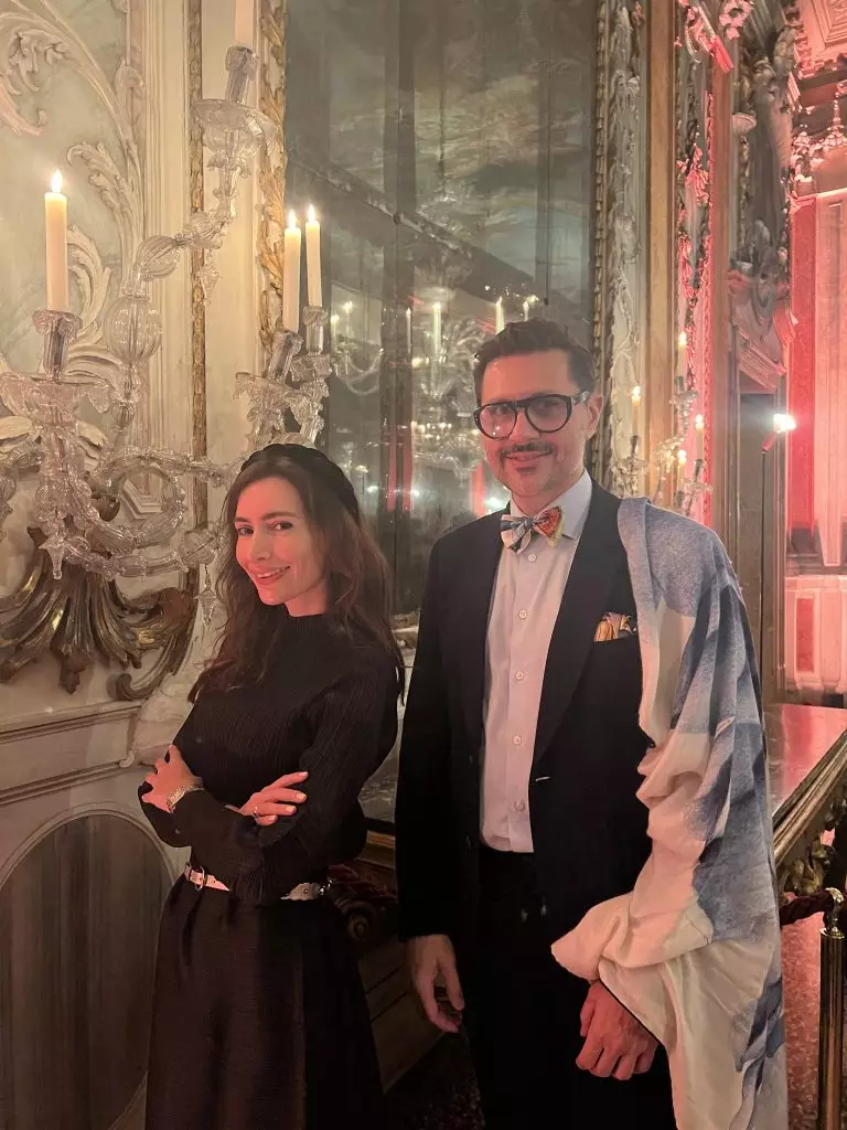 Nassib ve Sara Abou Khalil, Venedik Bienali'ndeki Guggenheim Galası sırasında Palazzo Pisani Moretta'da.