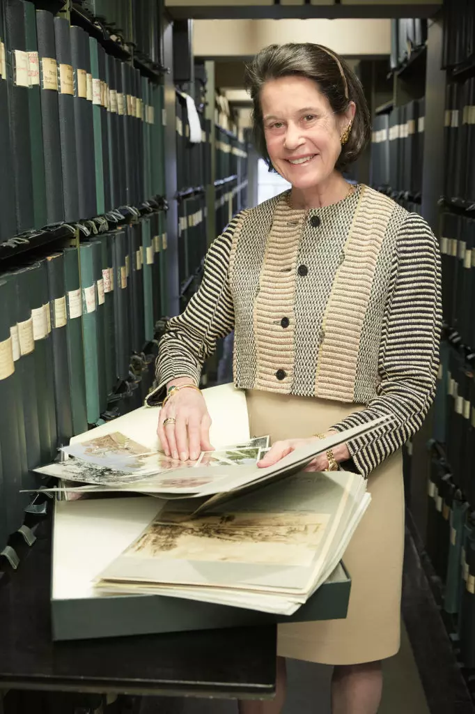 Inge Reist, direktoro de la Frick's Centro por la Historio de Kolektado kaj prezidanto de la internacia konsorcio, en la Frick Art Reference Library stakoj sur la planko kiu enhavas 20,000 skatolojn da fotoarkiva materialo. Foto Michael Bodycomb.