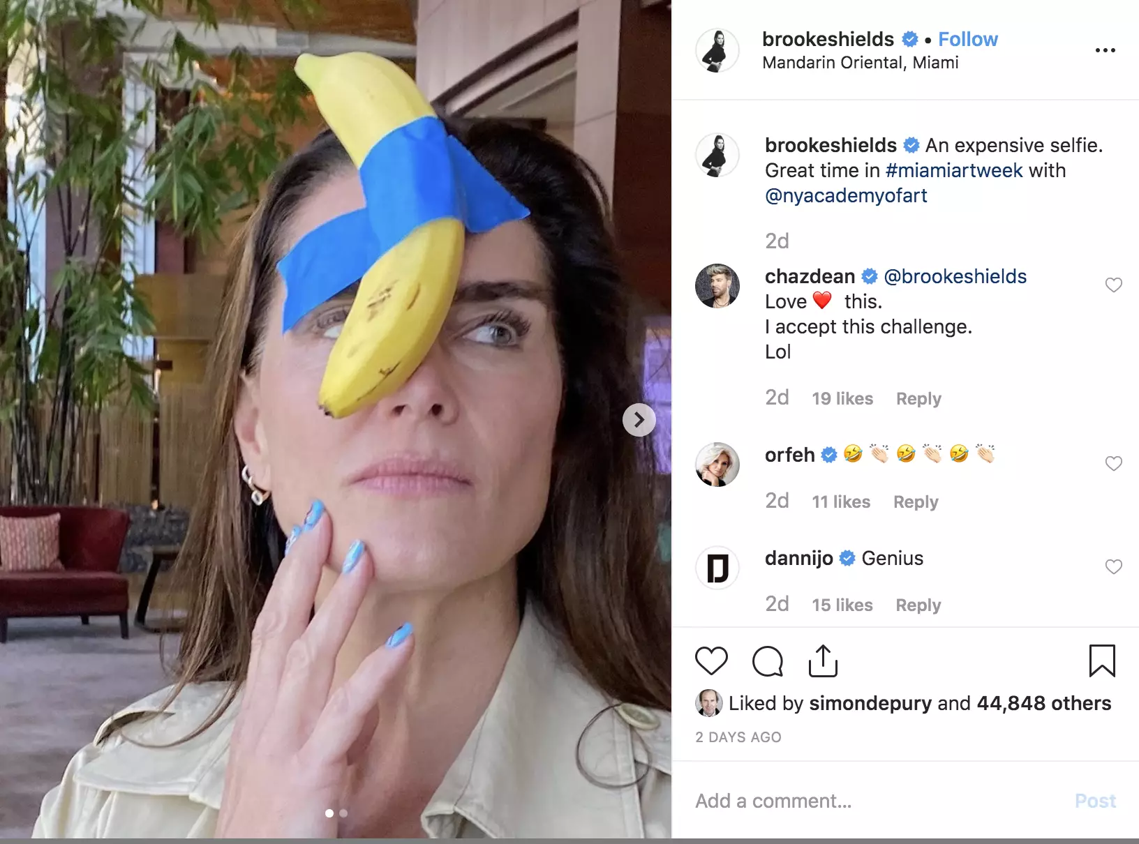 Noticias da industria artística: Brooke Shields pega un plátano á cara en solidariedade con Maurizio Cattelan + Outras historias