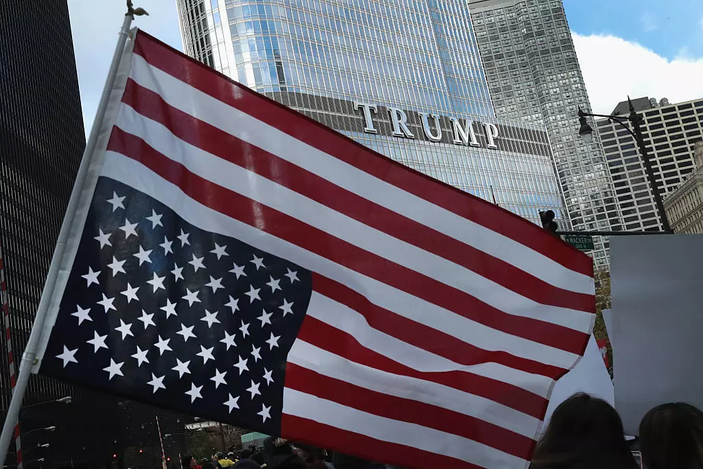 Rally taispeántóirí in aice le Trump Tower tar éis máirseáil trí lár an bhaile agóide Uachtarán Toghaí Donald Trump ar 19 Samhain, 2016 i Chicago, Illinois. Grianghraf Scott Olson/Getty Images.