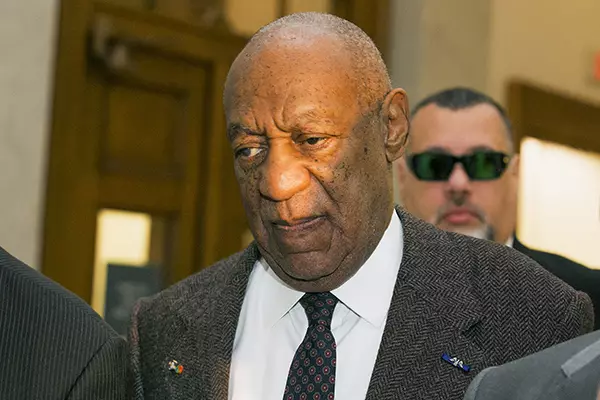 Bill Cosby arriba al palau de justícia del comtat de Montgomery a Norristown, Pennsilvània per al segon dia d'audiències en el cas d'agressió sexual contra ell. Foto: Ed Hille-Pool/Getty Images.