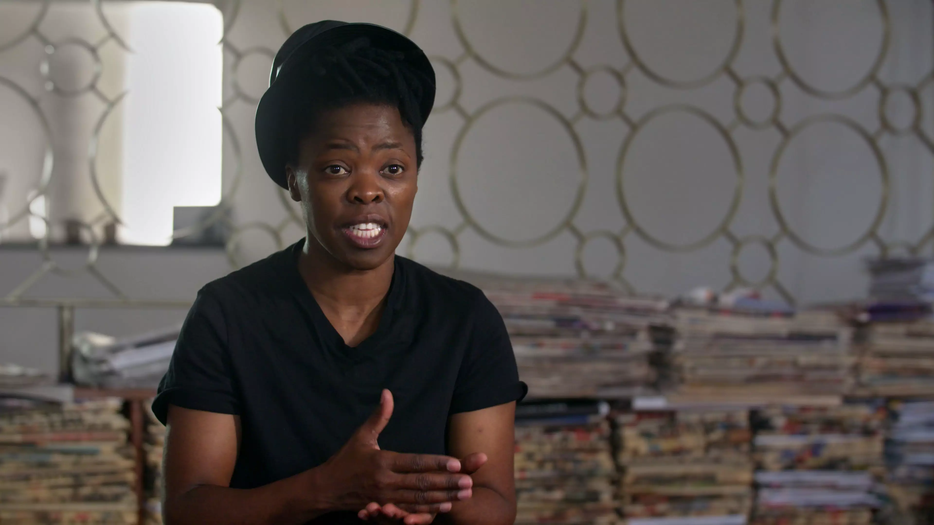 'Can I Own My Own Voice?': Shebella Zanele Muholi Senepe sa LGBTQI MaAforika Borwa ho Loantša ho Khutsa le Sekhobo