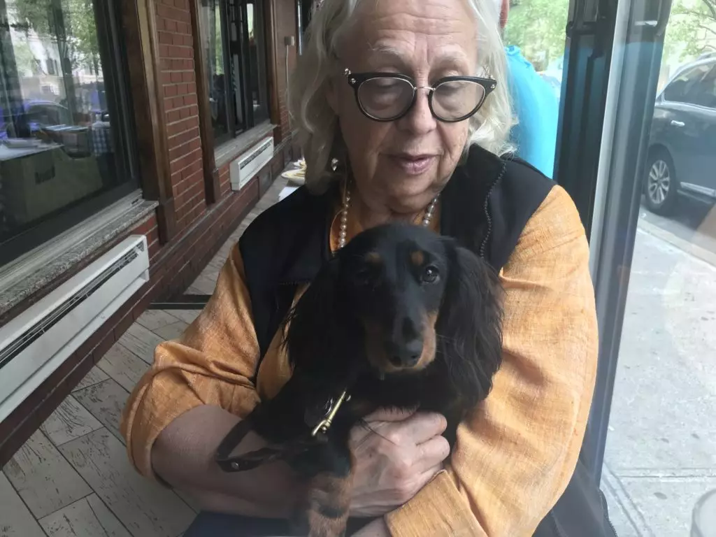 Lynda Benglis karo Cleo, dachshund dheweke. Foto duweni Lynda Benglis.