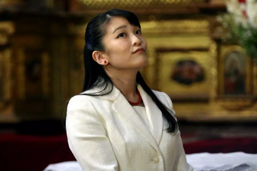 Japanska prinsessan Mako tittar på målningar inne i Cuscos katedral, i Peru, den 14 juli 2019. Foto av Juan Sequeiros Fuentes/AFP via Getty Images.