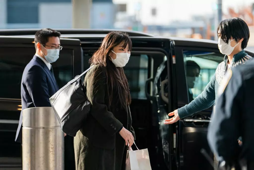 A antiga princesa de Xapón Mako, agora Mako Komuro, e o seu marido Kei Komuro abandonan o aeroporto internacional JFK de Nova York o 14 de novembro de 2021, tras a súa chegada de Tokio. Foto de Japan Pool/JIJI Press/AFP/ Japan Out vía Getty Images.