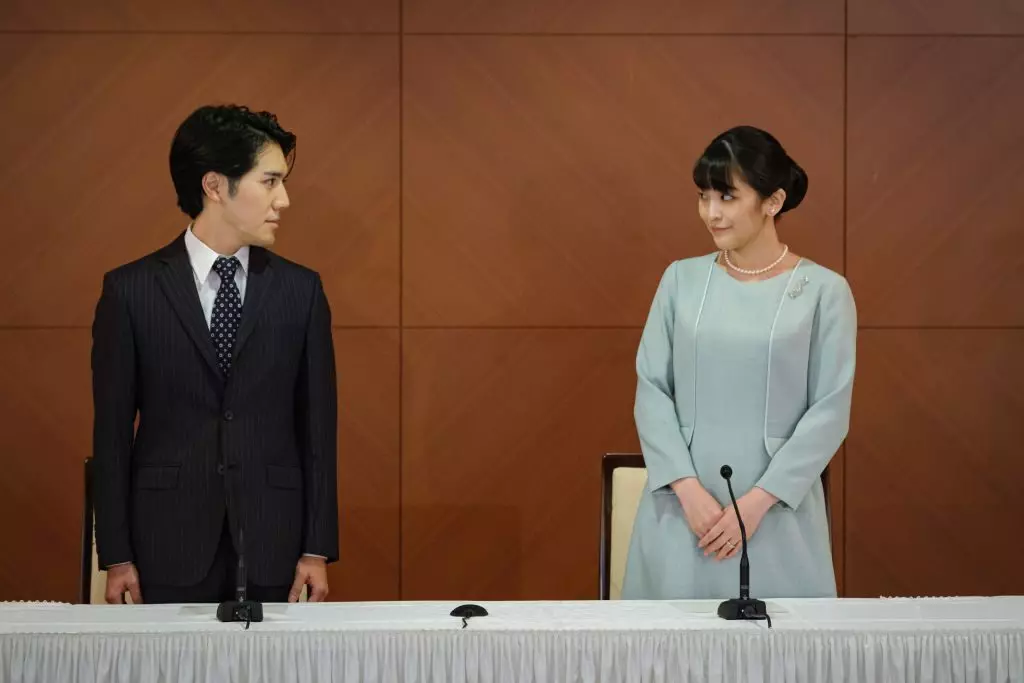 Princess Mako, binti mkubwa wa Prince Akishino na Princess Kiko, na mumewe Kei Komuro wakipiga picha wakati wa mkutano na waandishi wa habari kutangaza ndoa yao mjini Tokyo, Japani Oktoba 26, 2021. (Picha na SIPA Press/Nicolas Datiche/Pool/Anadolu Agency kupitia Getty Images)