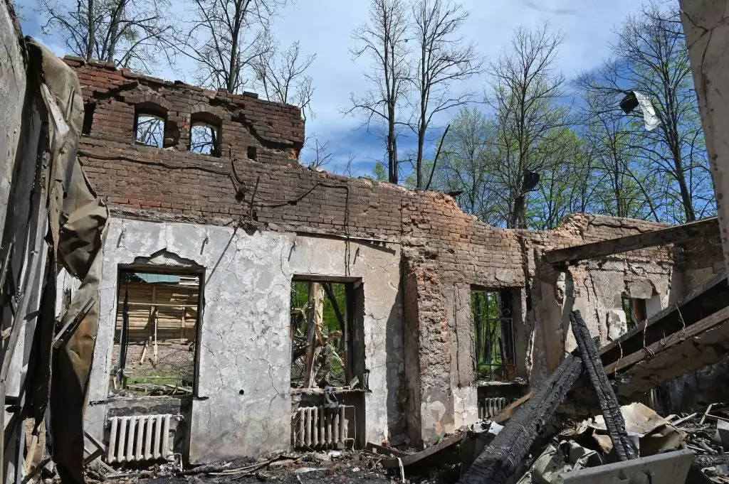 Fotografija prikazuje uničeno stavbo Narodnega literarnega spominskega muzeja Hryhoriy Skovoroda v vasi Skovorodynivka v regiji Harkov 7. maja 2022. Foto: Sergey Bobok/AFP preko Getty Images.