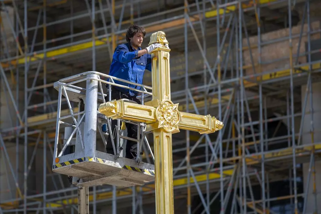 Peter Durku, deseñador de metal, traballa na cruz da lanterna para a cúpula do palacio da cidade de Berlín que unxirá o palacio da cidade de Berlín reconstruído. Foto: Maja Hitij/Getty Images.