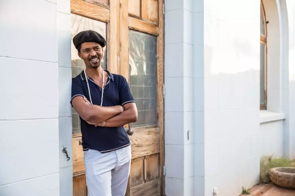 Nicholas Hlobo vo svojom štúdiu, Lorentzville, Johannesburg, Južná Afrika. Autor fotografie Ilan Godfrey.