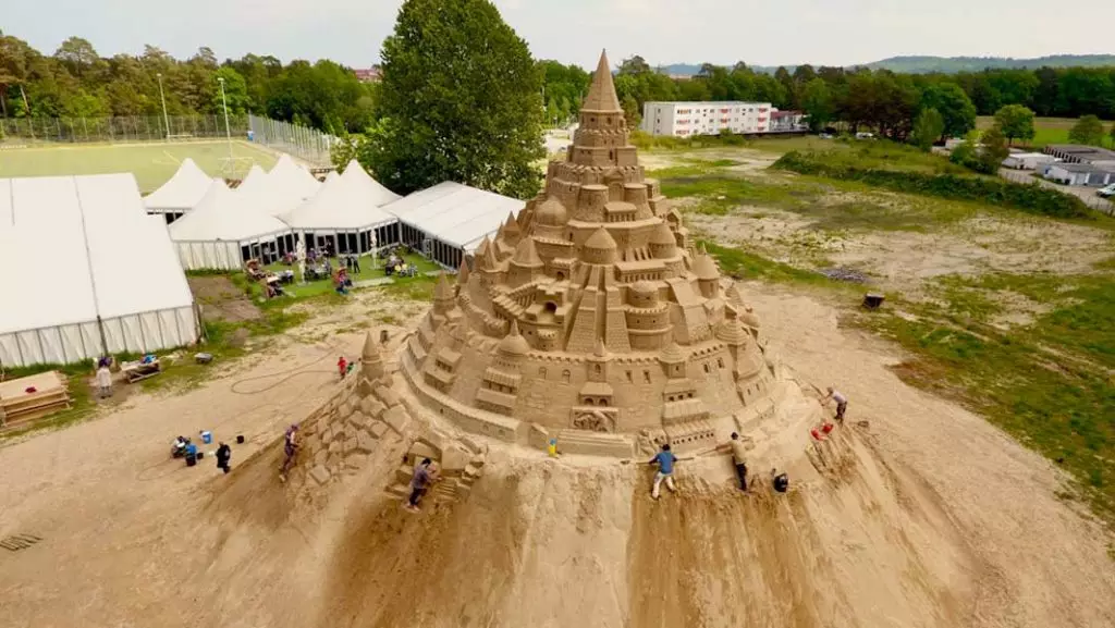 Skulptura Projects GmbH mbangun kastil pasir paling dhuwur ing donya ing Festival Sandskulpturen ing 2019. Foto duweni Guinness World Records.