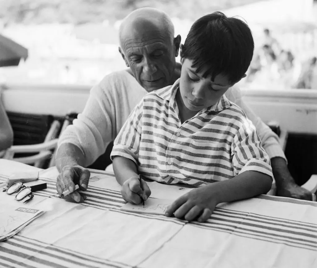 Pablo Picasso med sønnen Claude, 21. august 1955. Bilde med tillatelse fra Getty Images.