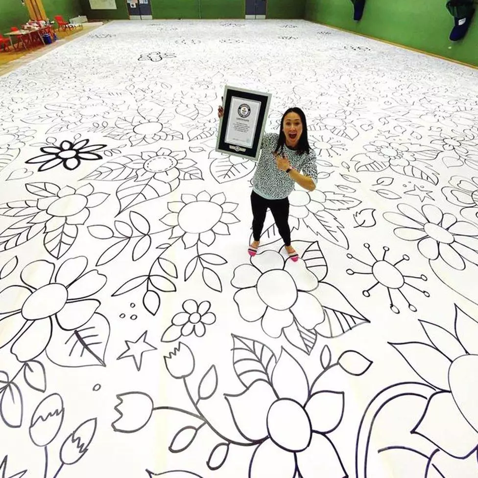 Artis buku pewarna diwasa Johanna Basford nyetel Rekor Dunia Guinness kanggo gambar paling gedhe dening individu. Foto dening Sam Brill, duweni Guinness World Records.