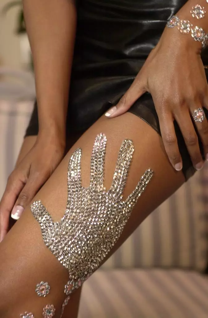 Glumica Traci Bingham nosi rhinestones umjetnice Tine-Marie Stoker. Fotografija David McNew/Newsmakers/Getty Images.