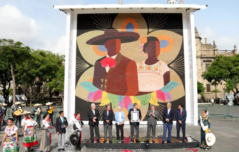 Mozaik manik paling gedhé ing donya, saka Cámara de Comercio, Servicios y Turismo de Guadalajara. Foto duweni Guinness World Records.