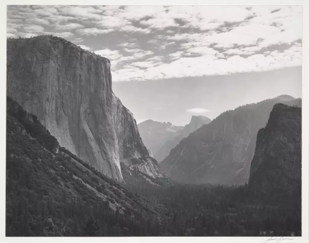 [vista del valle oscuro sin cascada, Half Dome en el centro de la distancia con una nube pálida encima, una capa de nubes pálidas arriba] No recortar, alterar la fotografía. RESERVADOS TODOS LOS DERECHOS. Todos los escaneos proporcionados por el Centro son única y específicamente para una reproducción de un solo uso, como se indica en la Factura de CCP y los documentos relacionados. NOTA: El Centro CONSERVA LOS DERECHOS DE AUTOR de TODOS LOS ARCHIVOS de reproducción digital con metadatos incrustados proporcionados por las Colecciones del Centro (y CUALQUIER derivado relacionado que pueda generar el cliente). no ser archivado digitalmente por el cliente, el editor, cualquier subcontratista y/o agente que pueda estar trabajando en este proyecto. Todas las copias digitales originales y derivadas de los archivos de imágenes proporcionados deben eliminarse de todos los medios de almacenamiento digital una vez que se haya diseñado y archivado el diseño de la publicación.