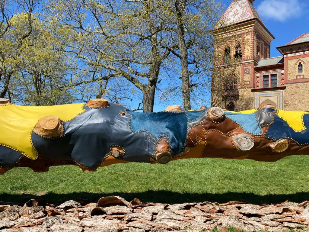 Jean Shin, Fallen (2021), at Olana State Historic Site, Hudson, NY. Sary avy amin'ny mpanakanto.