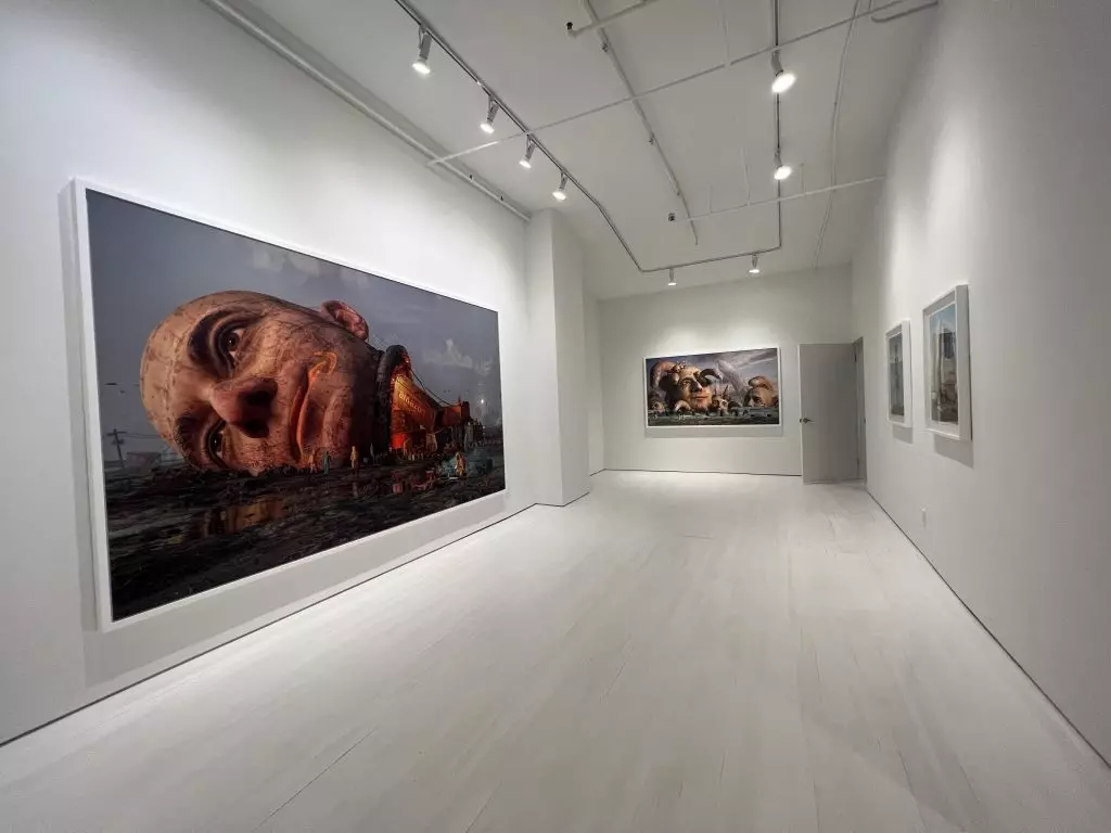 'Ni siquiera he estado en la inauguración de una galería': NFT Star Beeple sobre el intercambio de píxeles por pinturas en su primera exhibición en la galería 2114_5