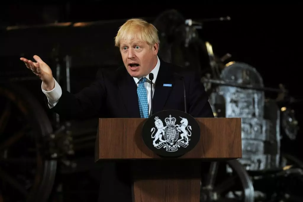 İngiltere Başbakanı Boris Johnson, 27 Temmuz 2019'da Manchester'daki Bilim ve Sanayi Müzesi'nde yaptığı konuşmada ulaşıma yatırım sözü verdi. Fotoğraf: Lorne Campbell/WPA Pool/Getty Images.