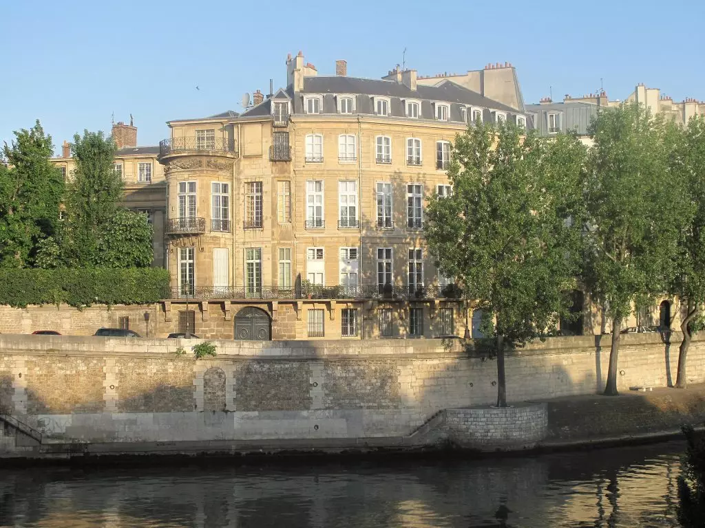 O multimillonario francés Xavier Niel comprou o Hotel Lambert de París ao príncipe Abdullah bin Khalifa al-Thani por máis de 200 millóns de euros (226 millóns de dólares). Foto de Tangopaso, dominio público.