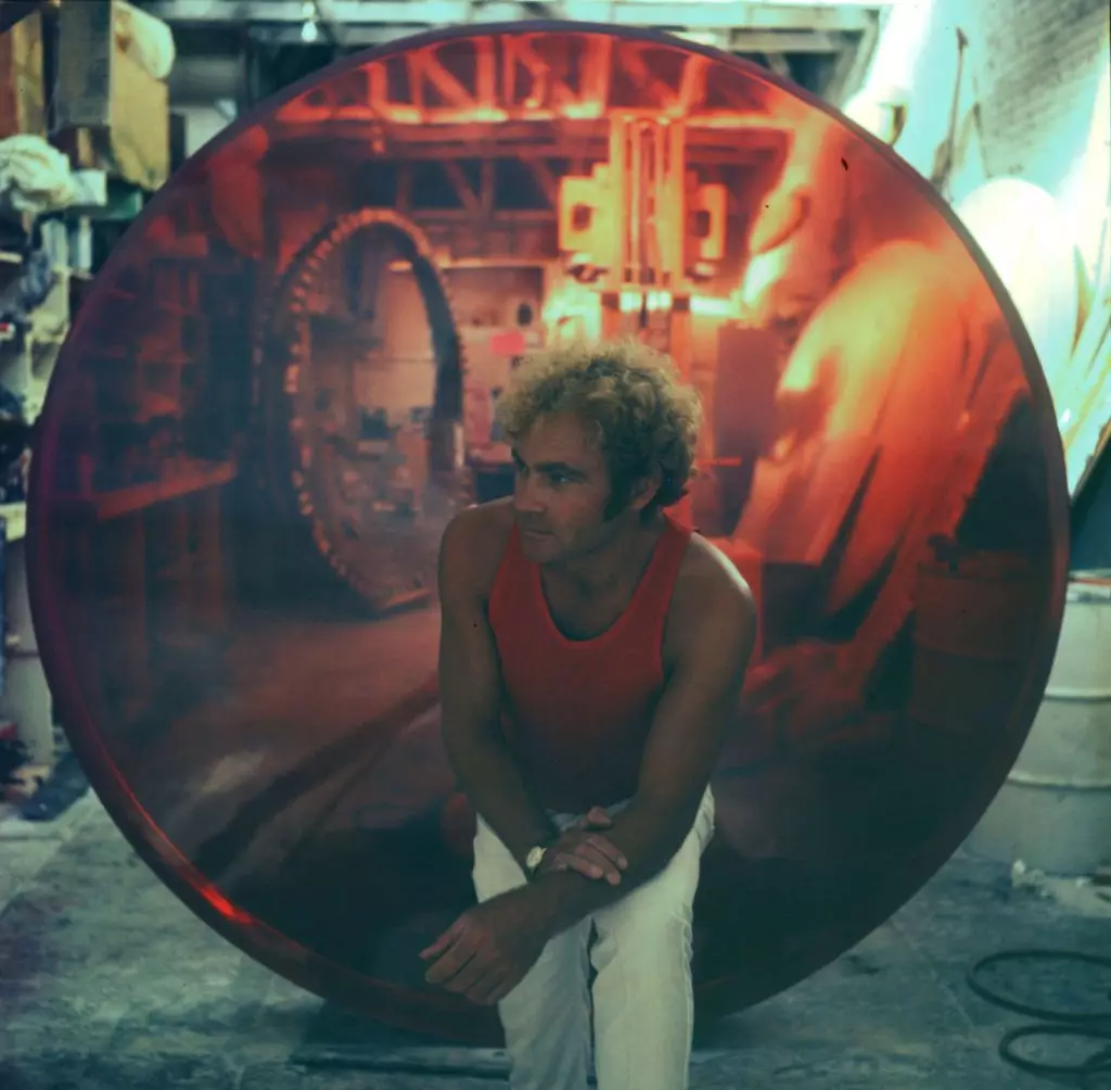 De Wain Valentine yn syn Venice Beach, Kalifornje, studio mei Red Concave Circle (1970). Foto troch Harry Drinkwater, mei dank oan Almine Rech, Parys, Brussel, Londen, New York en Shanghai.