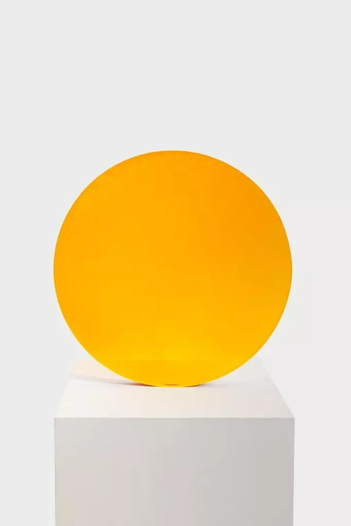 De Wain Valentine, Amber to Gold Circle (1971). ©De Wain Valentine. Matt Kroeningen argazkia, artistaren eta Almine Rech-en eskutik.