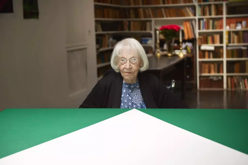 Carmen Herrera në studion e saj, 2015. Foto nga Jason Schmidt. © Carmen Herrera, me mirësjellje Lisson Gallery.