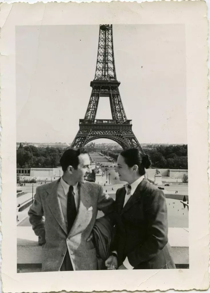 Carmen Herrera lan Jesse Loewenthal ing ngarepe Menara Eiffel, Paris, c.1948-53. ©Carmen Herrera, Courtesy Lisson Gallery