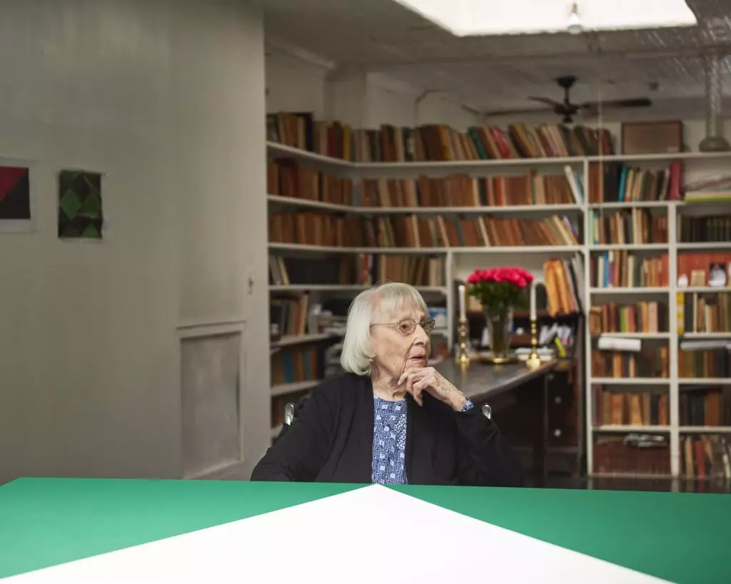 Carmen Herrera në studion e saj, 2015. Foto nga Jason Schmidt. © Carmen Herrera, me mirësjellje Lisson Gallery.