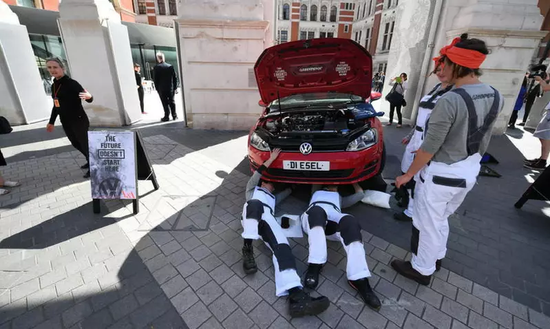 Mekanisyen fi ki soti nan Greenpeace pran yon machin dyezèl deyò Victoria & Albert Museum, kote VW ap patwone egzibisyon an kounye a.