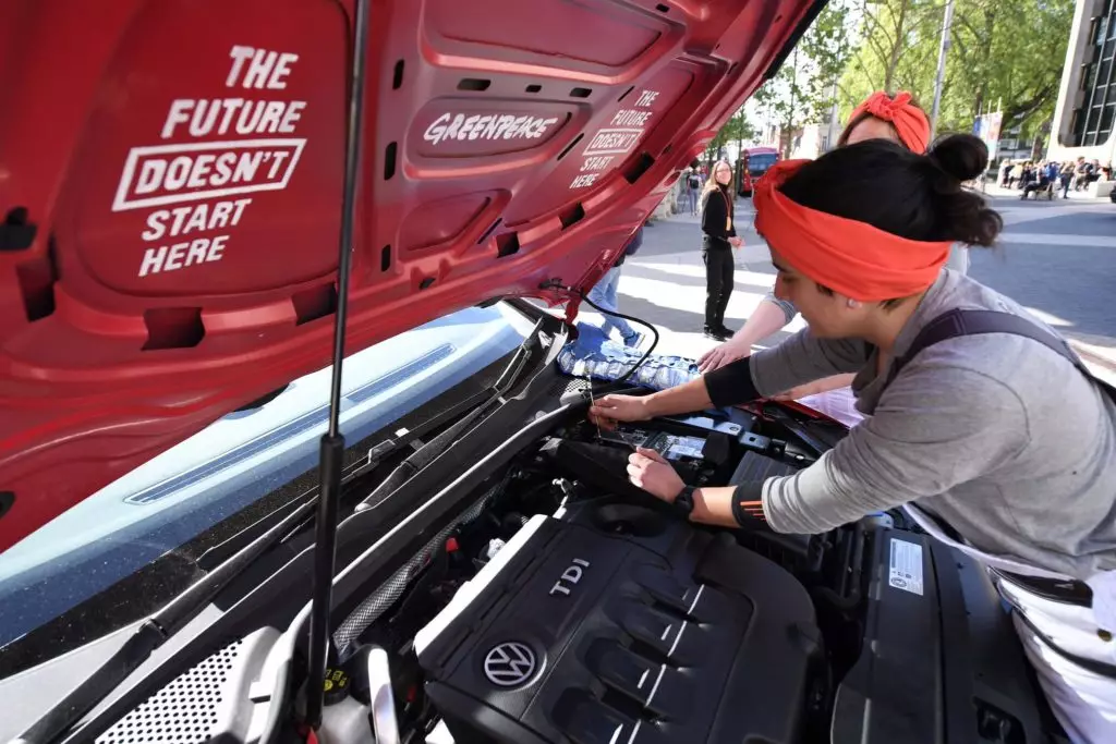 Greenpeace desmantelou um carro VW no Museu V&A em um protesto contra o diesel 21298_2