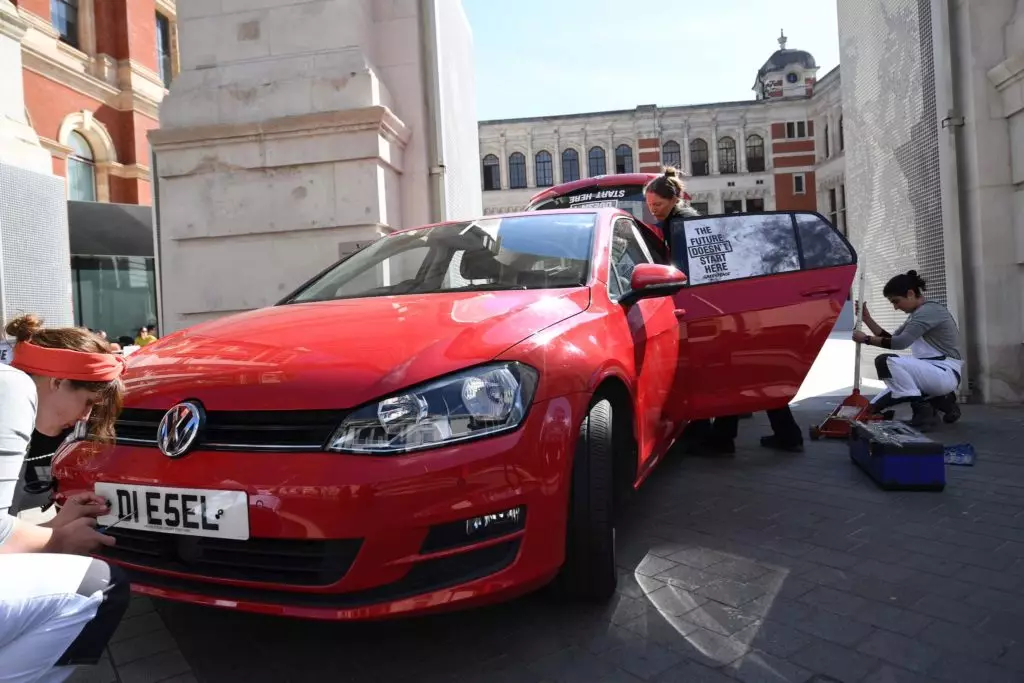 Ženski mehaničari iz Greenpeacea rastavljaju dizelski automobil ispred Victoria & Albert Museuma, gdje VW trenutno sponzorira izložbu