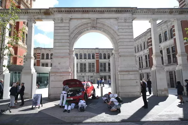 Froulike monteurs fan Greenpeace helje in dieselauto útinoar bûten it Victoria & Albert Museum, dêr't VW op it stuit de útstalling sponsort